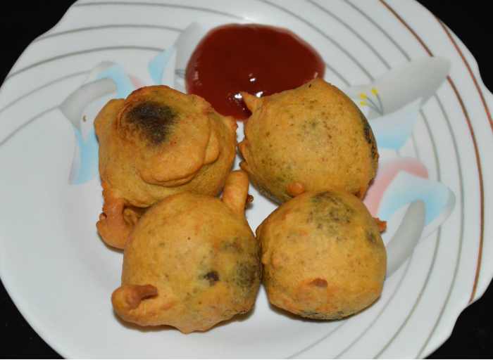 How to Make Leafy Greens and Paneer Vada (Bonda) - Delishably