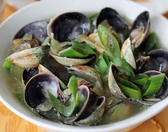 Filipino-Style Clam Chowder (Tinolang Halaan) Recipe - Delishably