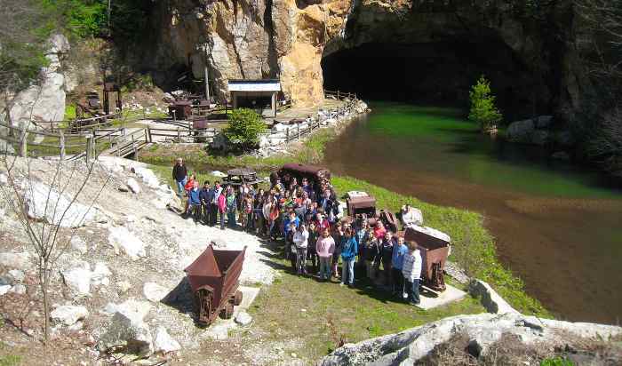 Top 10 American Gemstone Hunting Vacations - WanderWisdom
