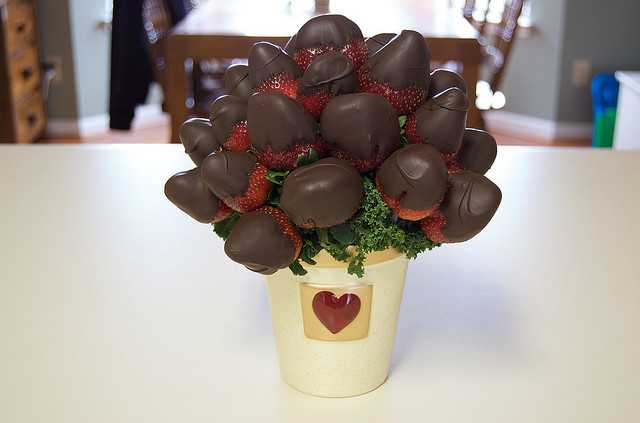 How to Decorate Chocolate-Covered Strawberries - HubPages