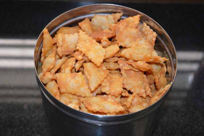 How to Make Spicy Diamond Cuts (Khara Shankarpali): Crunchy and Savory ...