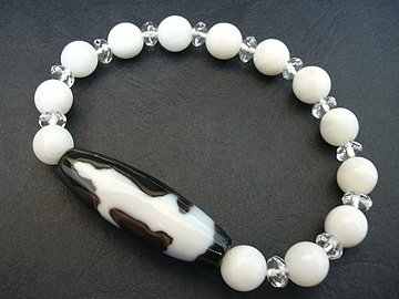 The Myth and Mystery of Tibetan Dzi Stone Beads - Owlcation