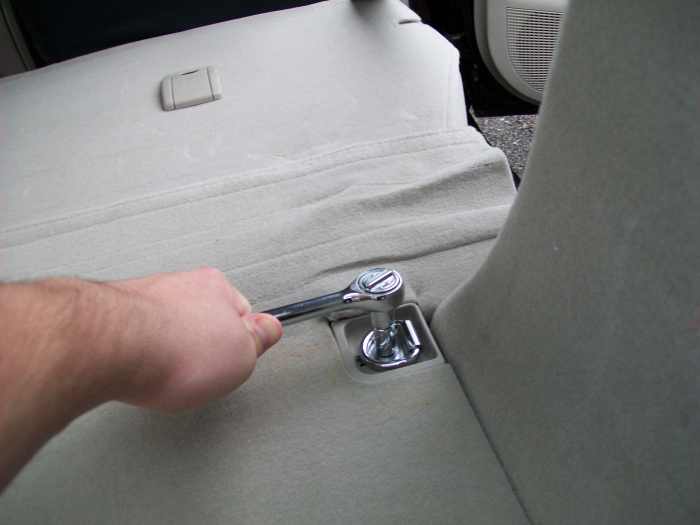 How to Clean the Battery-Cooling Fan in a 2004–2009 Toyota Prius - HubPages