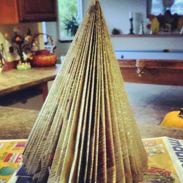 How to Make a DIY Craft Magazine Christmas Tree - HubPages