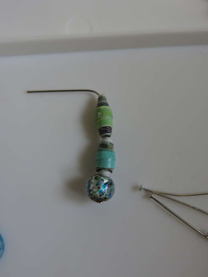 How to Make a Bib Necklace Using Recycled Paper Beads - HubPages
