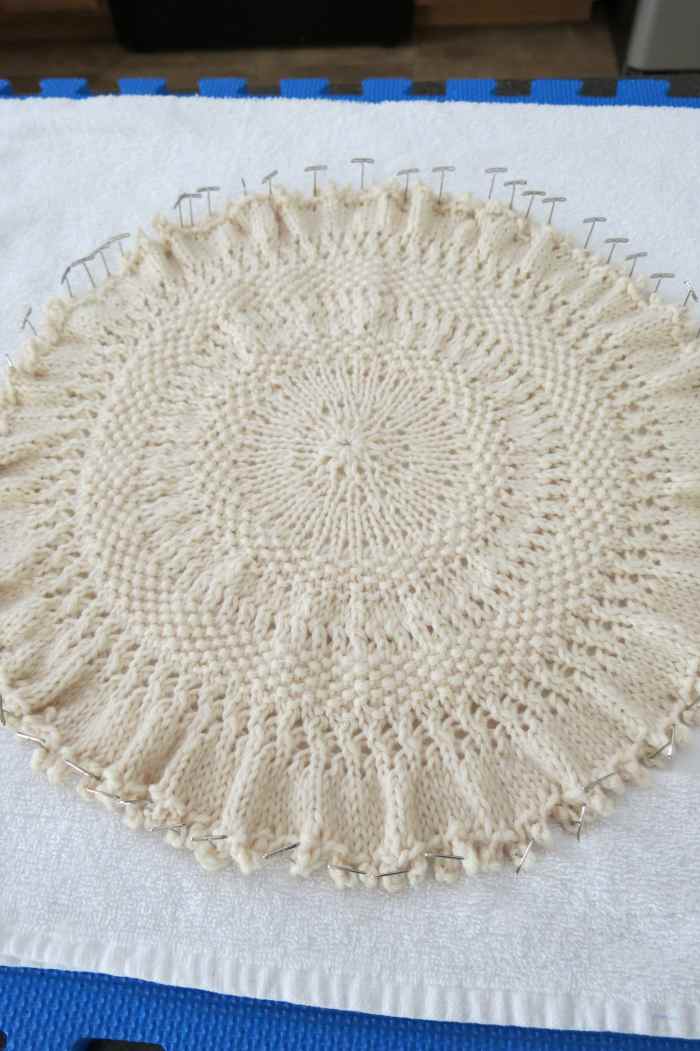 Free Knitted Tree Skirt Pattern for Table-Top Christmas Tree - HubPages
