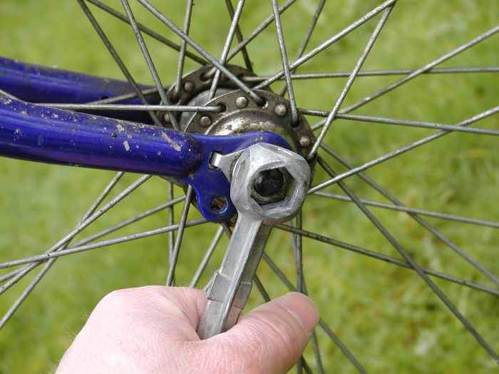 How to Fix a Punctured Bike Tire and Tube (10 Steps With Pictures ...