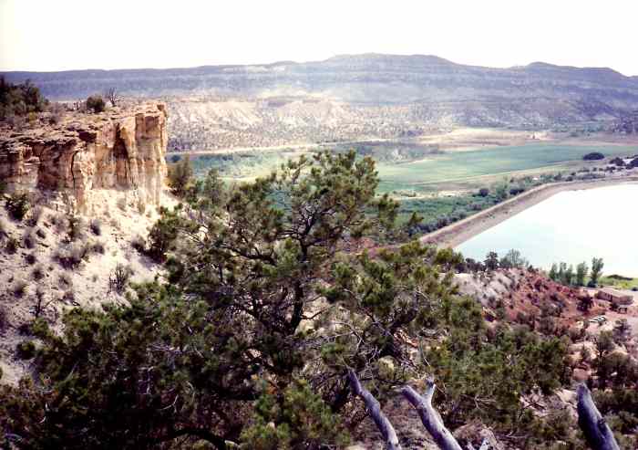 Escalante Petrified Forest State Park in Utah and Surrounding Views ...