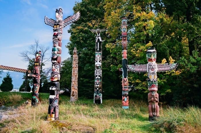 Totem Poles: Legacy of Native Americans and Tribal Customs - Owlcation Totem Poles: Legacy of Native Americans and Tribal Customs - Owlcation