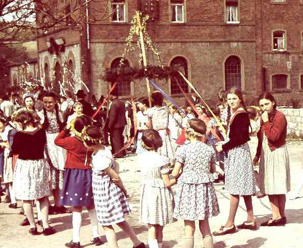 Facts About May Day History and Maypole Dancing for Kids and Adults ...