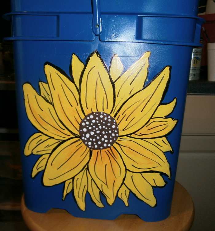 How to Make a Decorated Flower Pot From a Cat Litter Bucket - Dengarden