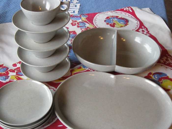 How to Collect Mid Century Modern Vintage Melamine Dinnerware of the ...