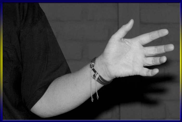 25 Hand Gestures from Around the World, A Photo Guide - HubPages