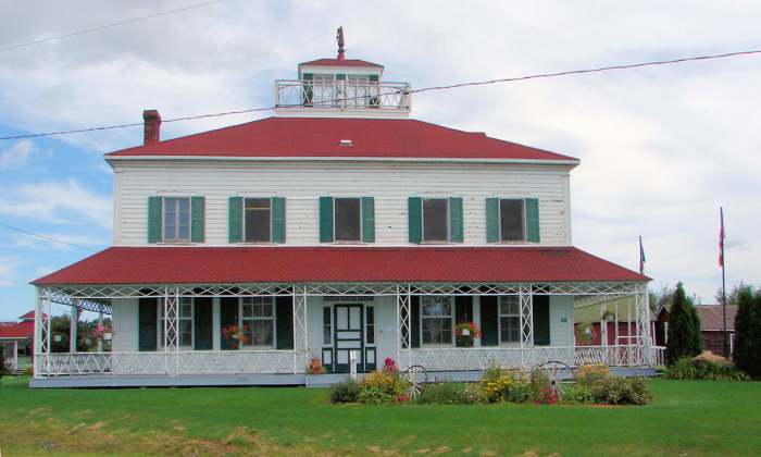Visiting Maison Bryson / Bryson House, Mansfield-et-Pontefract, Quebec ...