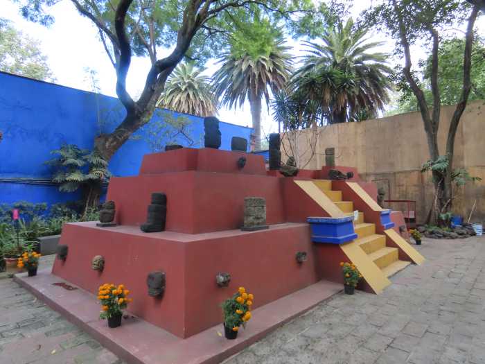 Visiting La Casa Azul: Frida Kahlo’s House in Mexico City - HubPages