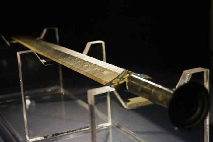 The Ancient Chinese Sword That Is Still Razor Sharp After 2,500 Years ...