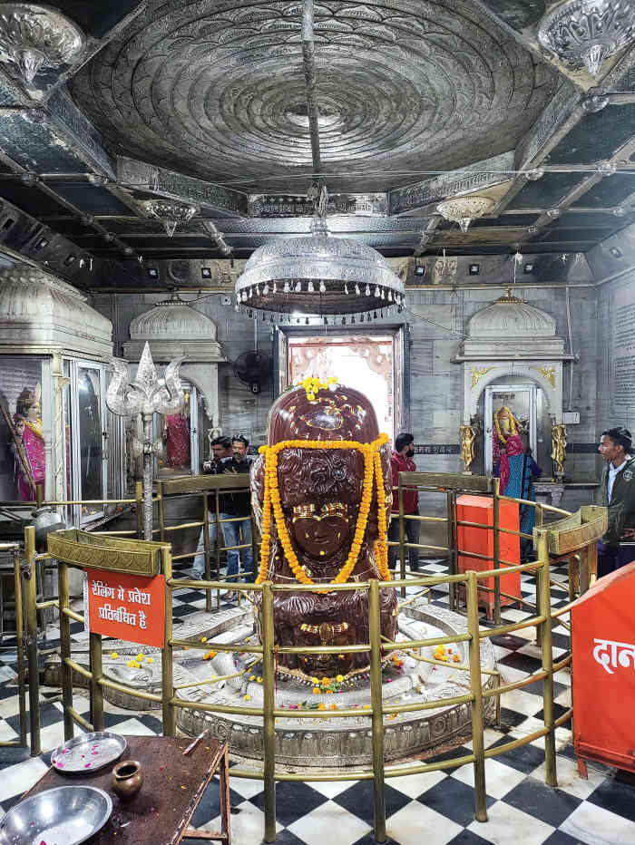 "Ashta Mukha Lingam" or Shiva Linga With 8 Faces in the Pashupatinath ...