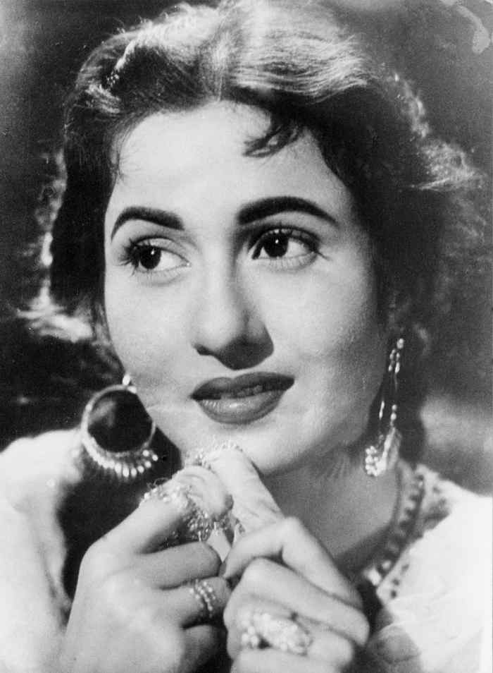 Madhubala, the Venus Beauty With a Tragic Life - HubPages