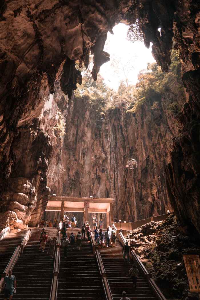 Explore the Malaysia's Mysterious Batu Cave and the Amazing Golden ...