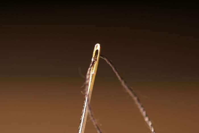 The Easy Way to Thread a Needle with Thread or Stretchy Cord for ...