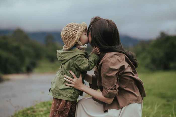 Do You Kiss Your Child on the Lips? Pros, Cons, and If You Should Stop ...