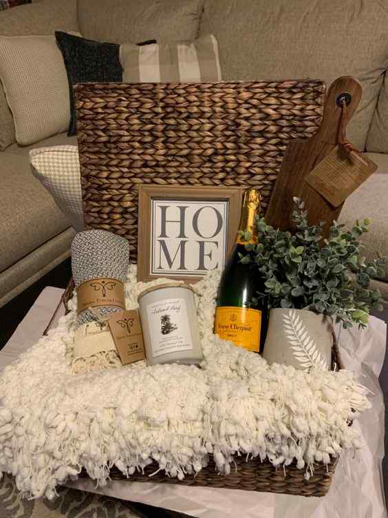 75+ Gorgeous DIY Christmas Gift Basket Ideas for Women - Holidappy