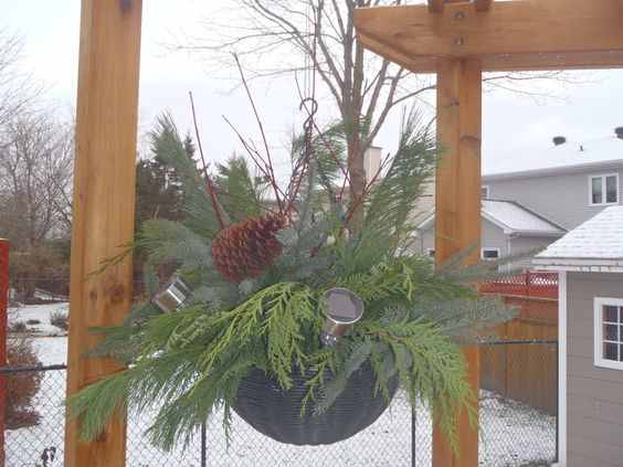 35+ Awesome DIY Christmas Hanging Basket Ideas to Make Your Outdoors ...