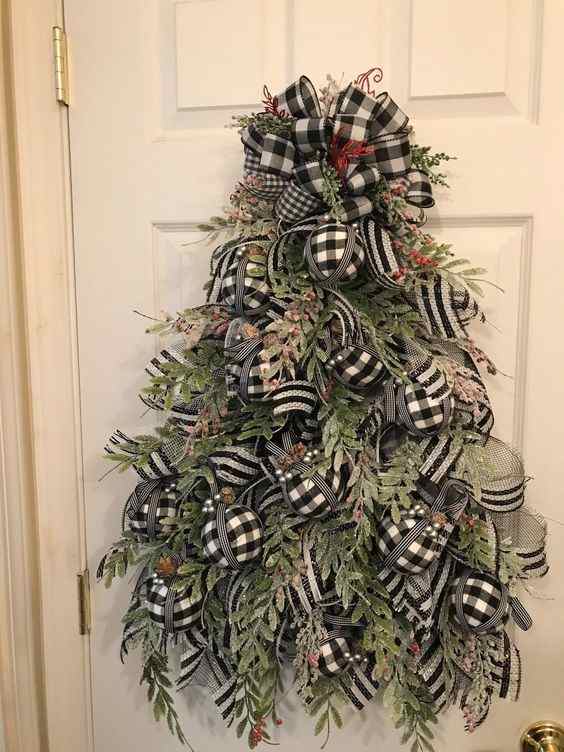 30+ DIY Deco Mesh Christmas Tree Wreaths for the Most Festive Front ...