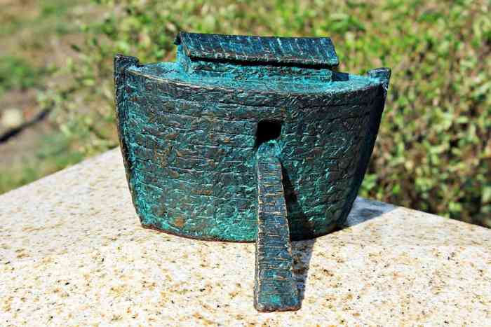 Only in Budapest: Special Hidden Mini-Statues Are The Coolest Street ...