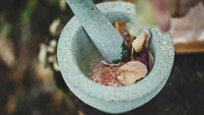 How to Make a Poultice for Removing Splinters, Boils and Abscesses ...