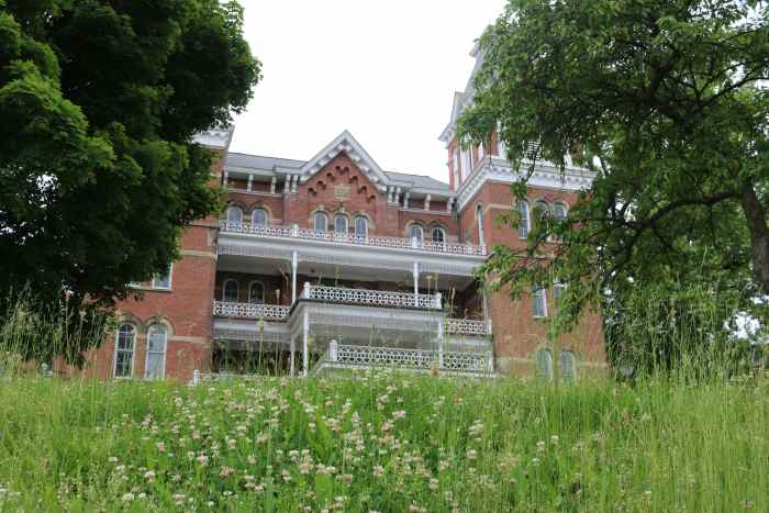 America's Top 4 Infamous and Scary True Insane Asylum Stories - HubPages