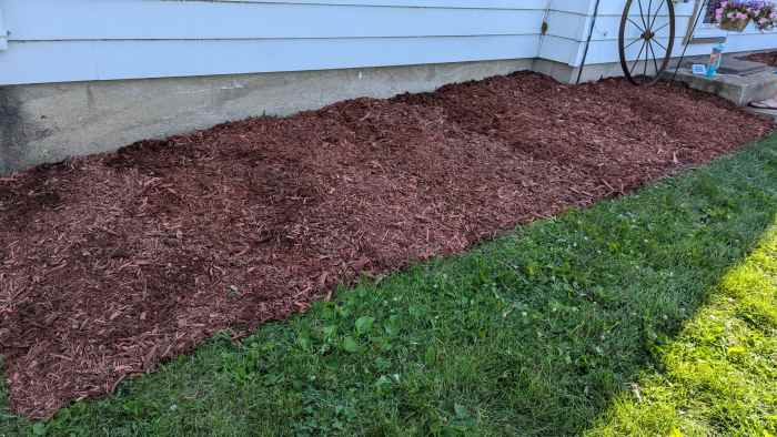 Red Mulch - Refreshing Mulched Areas - HubPages