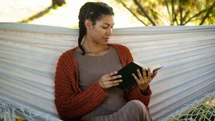 Review: “The Thing Around Your Neck” by Chimamanda Ngozi Adichie - HubPages