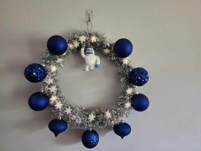 How to Make an Adorable Bumble Christmas Wreath - HubPages