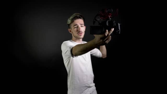 How to be a Vlogger or Video Blogger: Female and Male Vloggers Guide ...