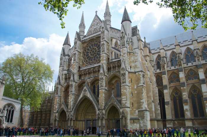 Top 10 Important Buildings in England - WanderWisdom - Travel