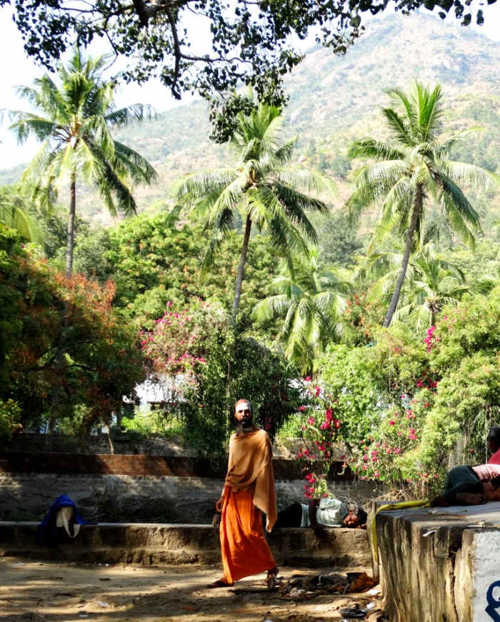 GIRI VALAM – The circumambulation of the Arunachalam hill - HubPages