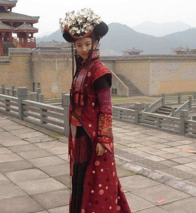 Beautiful Chinese Actresses with Ethnic Traditional Clothing (Gorgeous ...