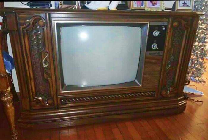 Quasar Color Console Television Model Wl9439sp, and Other Vintage ...
