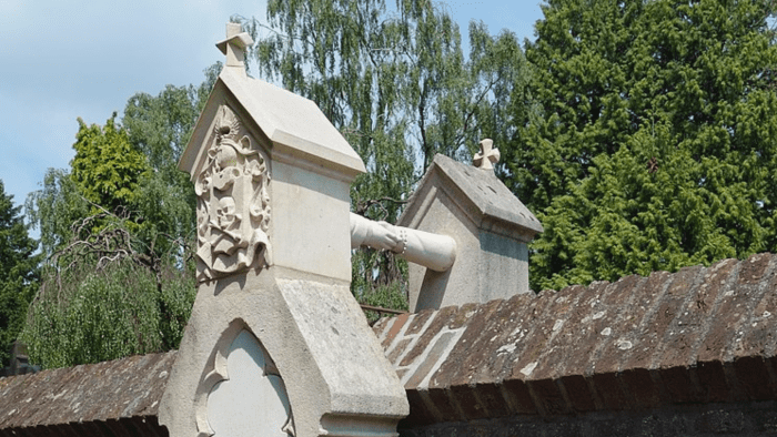 10 Unique Gravestones With Fascinating Stories - WanderWisdom