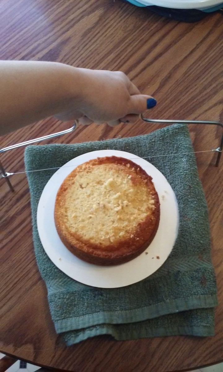 Cake Decorating Basics: How to Level Your Cakes (Two Ways) - Delishably