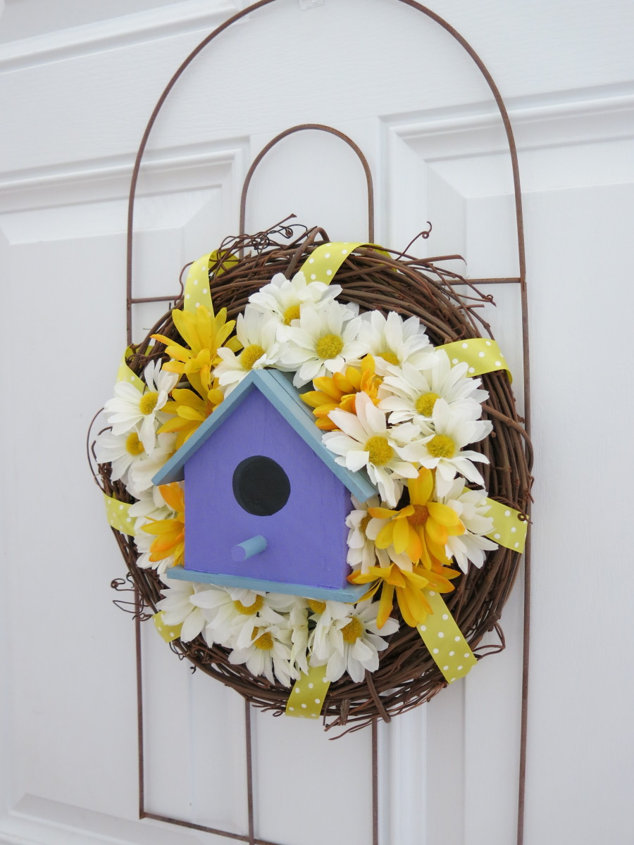 How to Make a Welcome Wreath With a Birdhouse and Flowers - HubPages