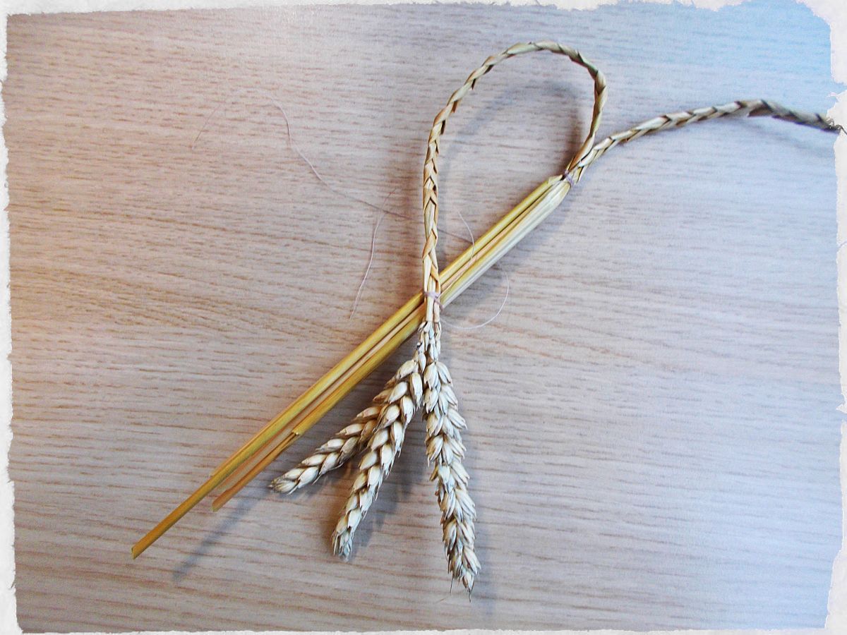 How to Make a Corn Dolly (Wheat Weaving a Harvest Heart) - HubPages