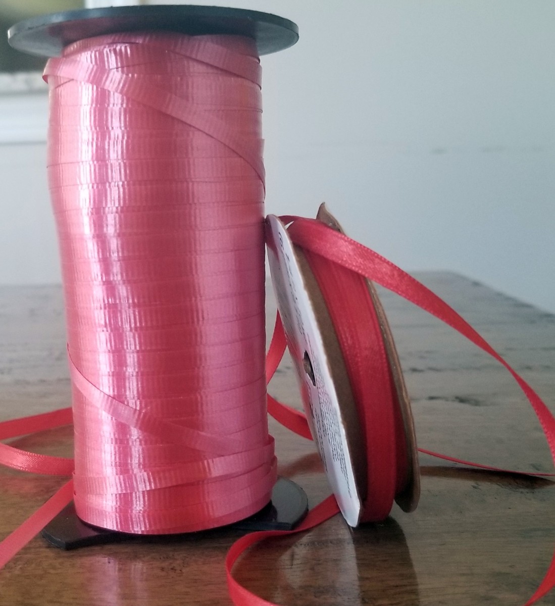 4 Advantages of Using Red Ribbon for Gifts and Decorations - Holidappy