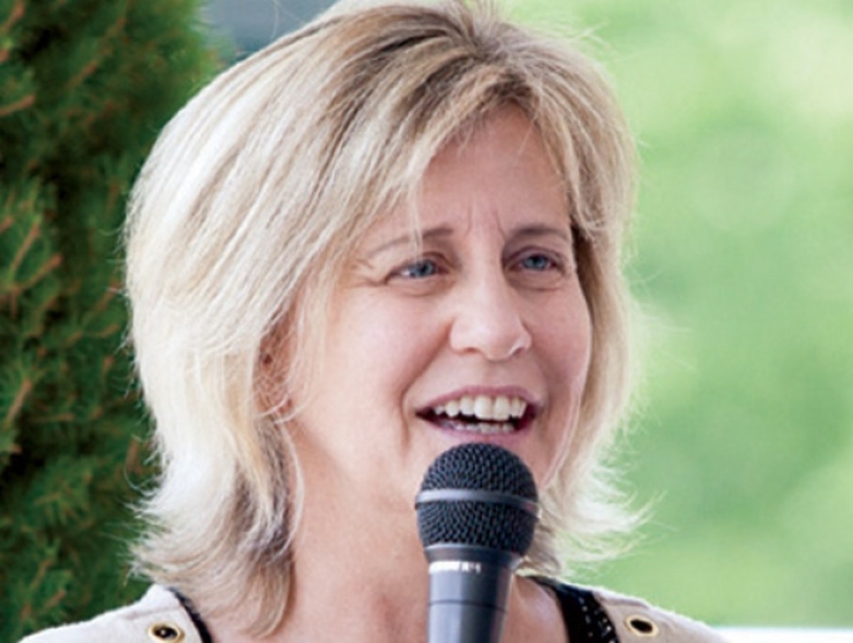 The First Woman to Walk Around the World: The Story of Polly Letofsky ...