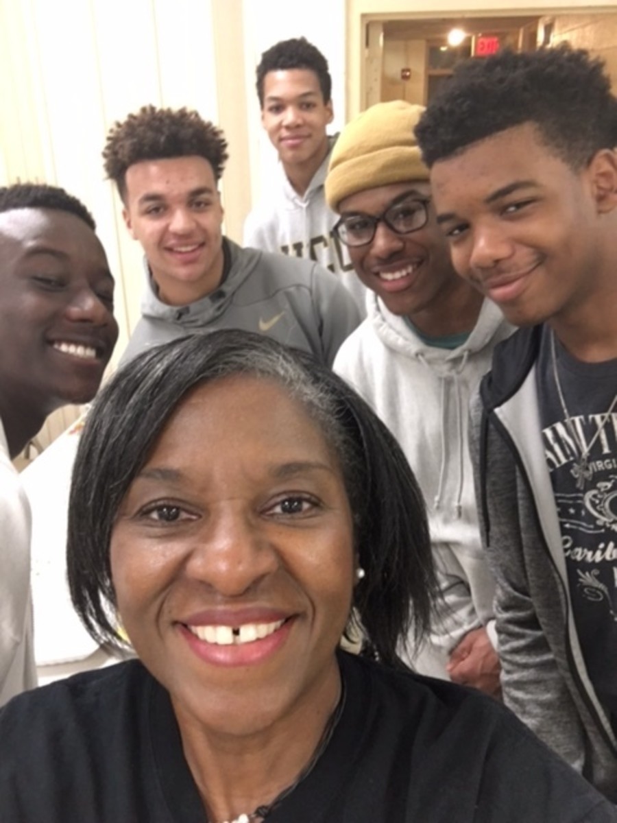 Community Service: Benefits of Volunteer Work Feeding the Hungry - HubPages