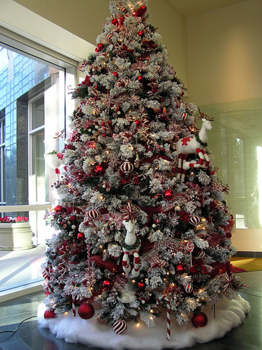 Trimming the Christmas Tree Beautiful Photos and Tips to Inspire your ...