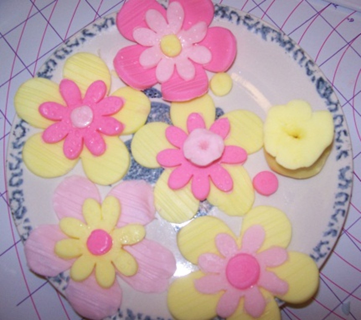 My First Fondant Cake: A Beginner's Experience - HubPages