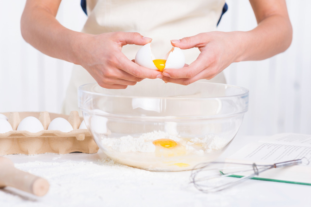 Simple Hack for Removing Egg Shells From a Cracked Egg Is a Stroke of ...