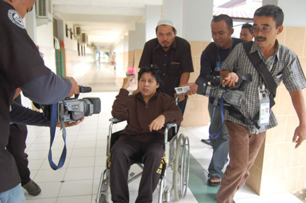 The Strange Case of a Woman with Wires Emerging from Her Stomach - HubPages